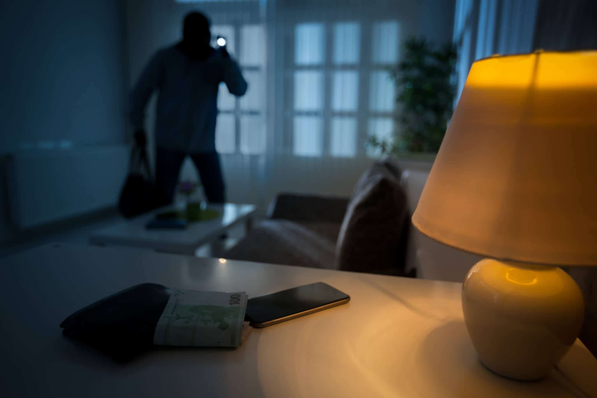 Does leaving a light on deter burglars? - Adcod.com